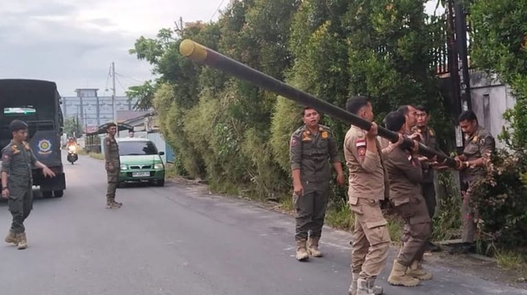 Satpol PP Pekanbaru Kembali Tertibkan Belasan Tiang Fiber Optik Ilegal ...