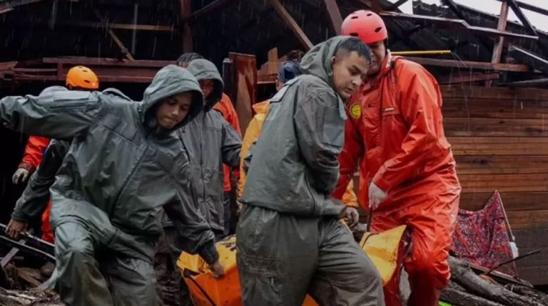 Update Banjir Bandang di Agam Tewaskan 74 Warga, Akses ke Bukittinggi ...