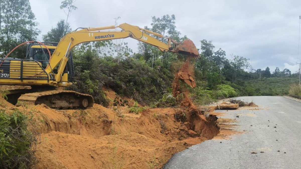 Ruas Jalan Ujung Batu–Pasaman Longsor, Pemprov Riau Turunkan Alat Berat ...