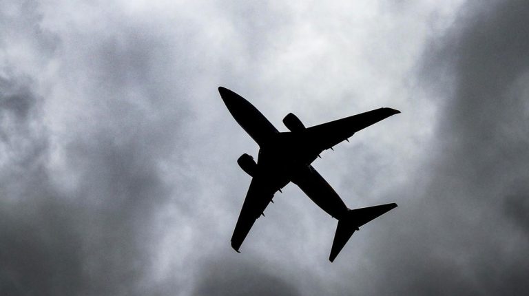 DPR Ungkap Tiga Penyebab Harga Tiket Pesawat Mahal – RiauNews.com