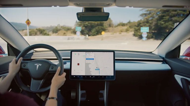 Tesla Hentikan Autopilot Standar, Dorong Penggunaan Full Self-Driving ...