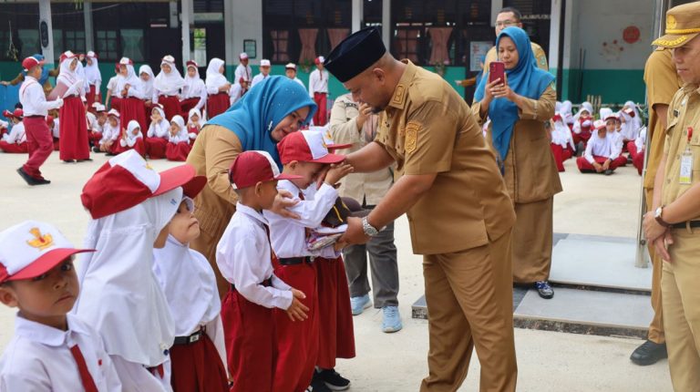 Pemkab Siak Bagikan 49 Ribu Seragam Gratis untuk Siswa Baru SD dan SMP ...